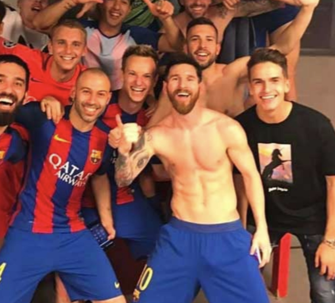 Antonella y Messi posan en sus vacaciones en la playa - aMENzing