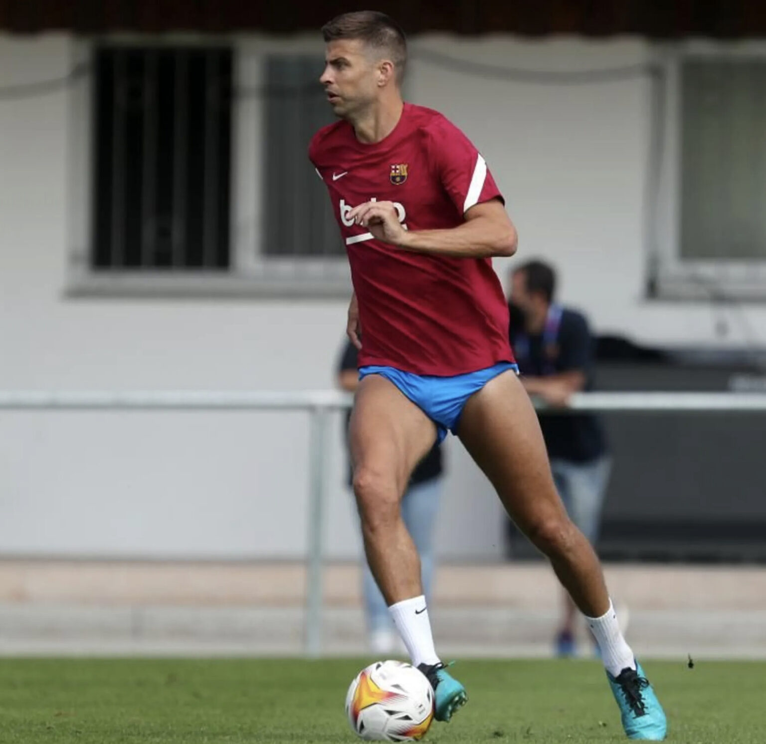 Un compañero del Barça deja a Piqué con el 'piquetón' al aire - aMENzing