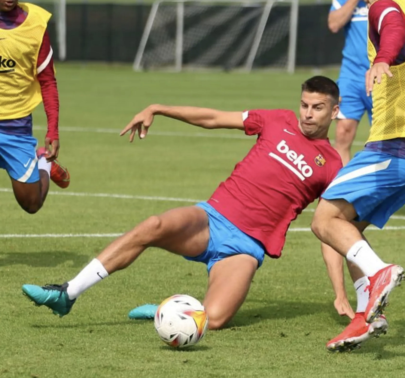 Un compañero del Barça deja a Piqué con el 'piquetón' al aire - aMENzing