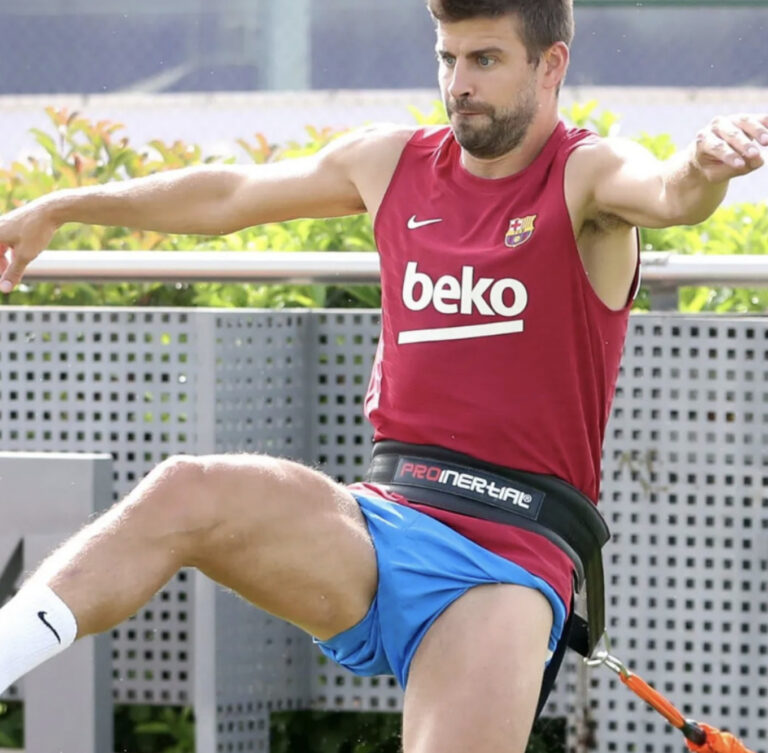 Un compañero del Barça deja a Piqué con el 'piquetón' al aire - aMENzing